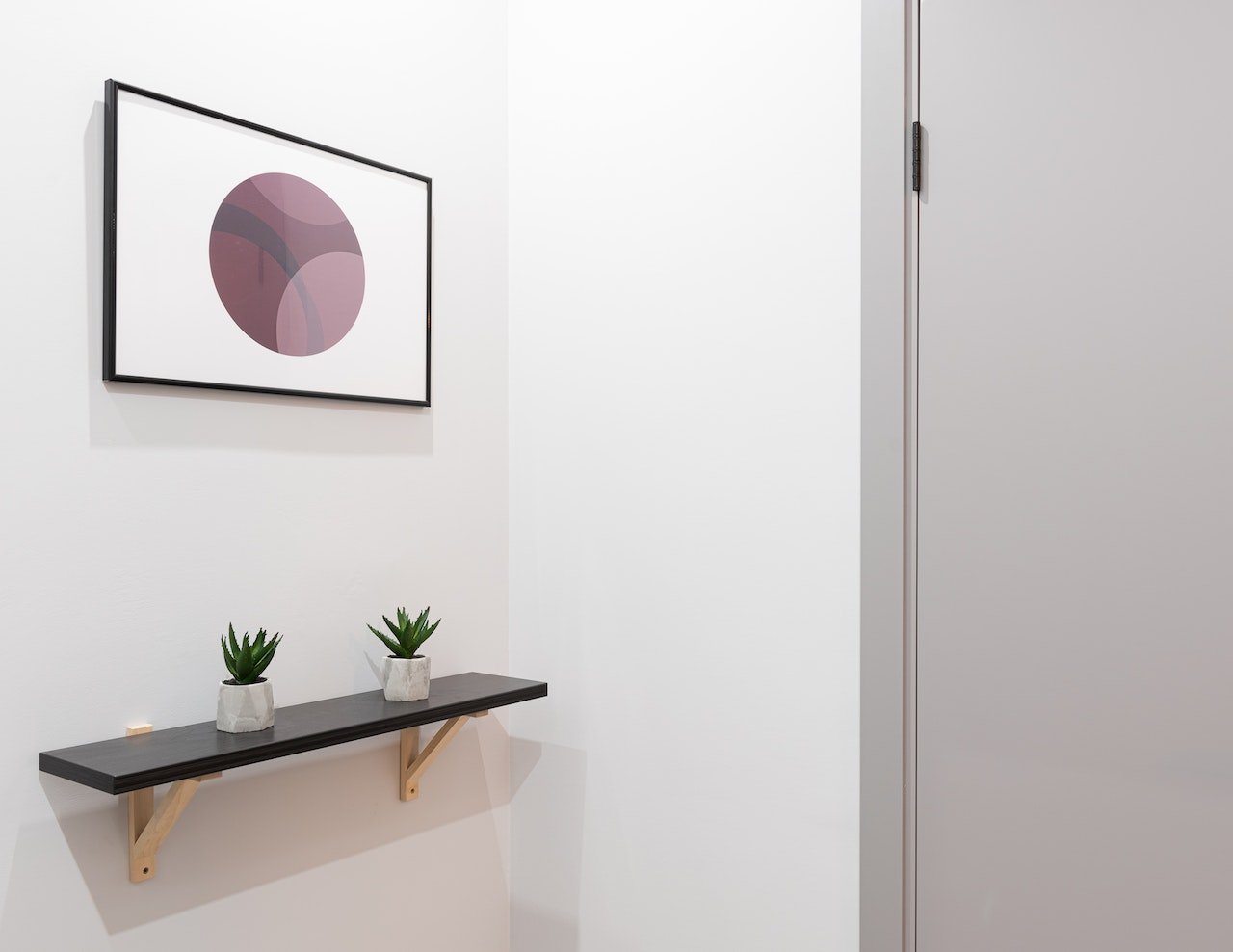 Conoce cómo decorar un pasillo largo, estrecho y oscuro